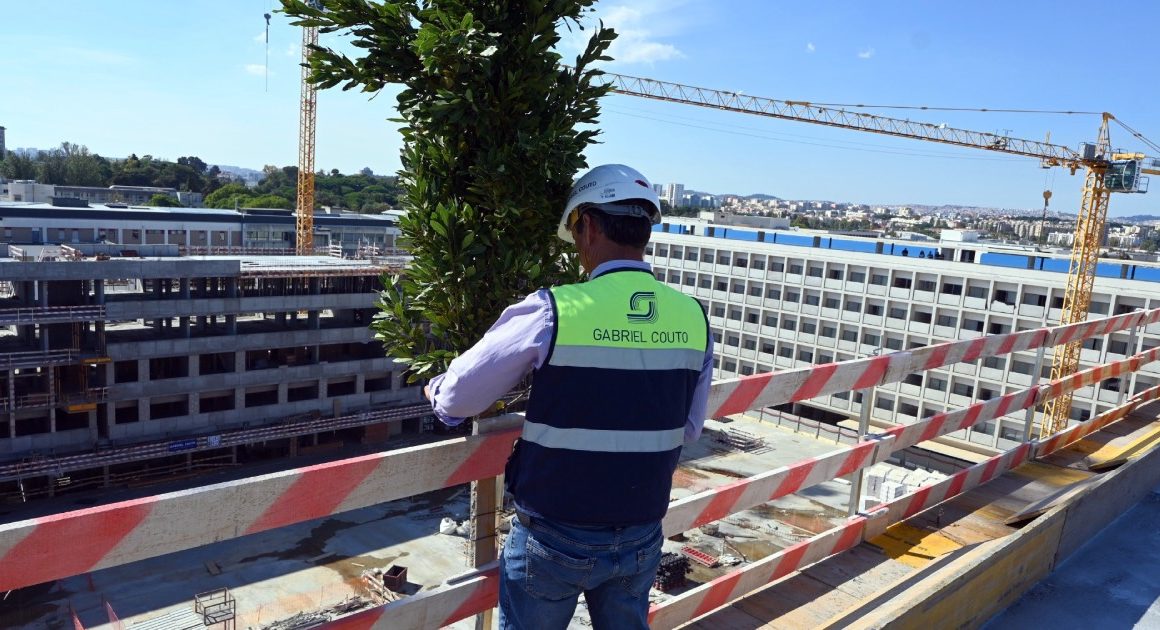 Grupo de Famalicão celebra 'pau-de-fileira' em obra milionária em Lisboa