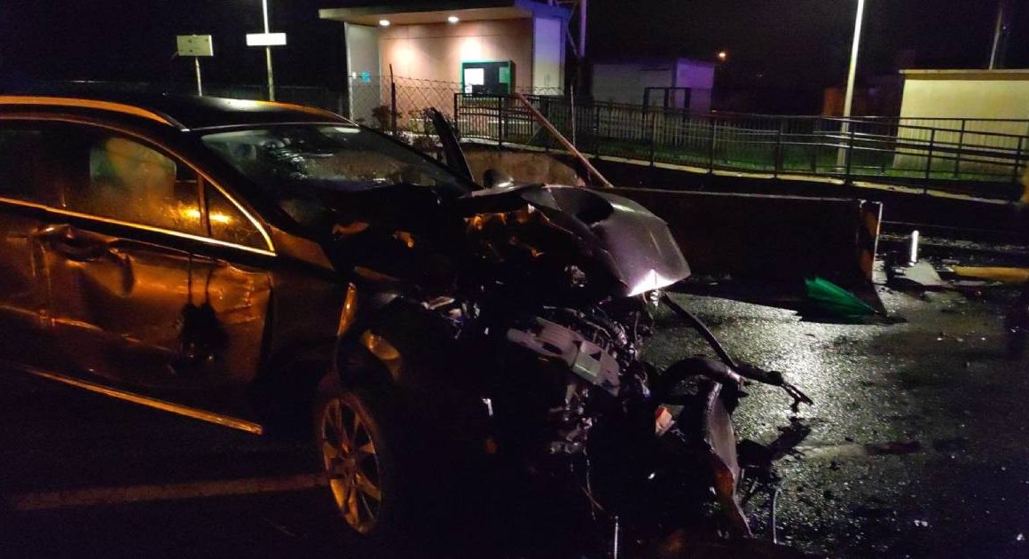 Escapa ileso a violento despiste contra passagem de nível em Barcelos