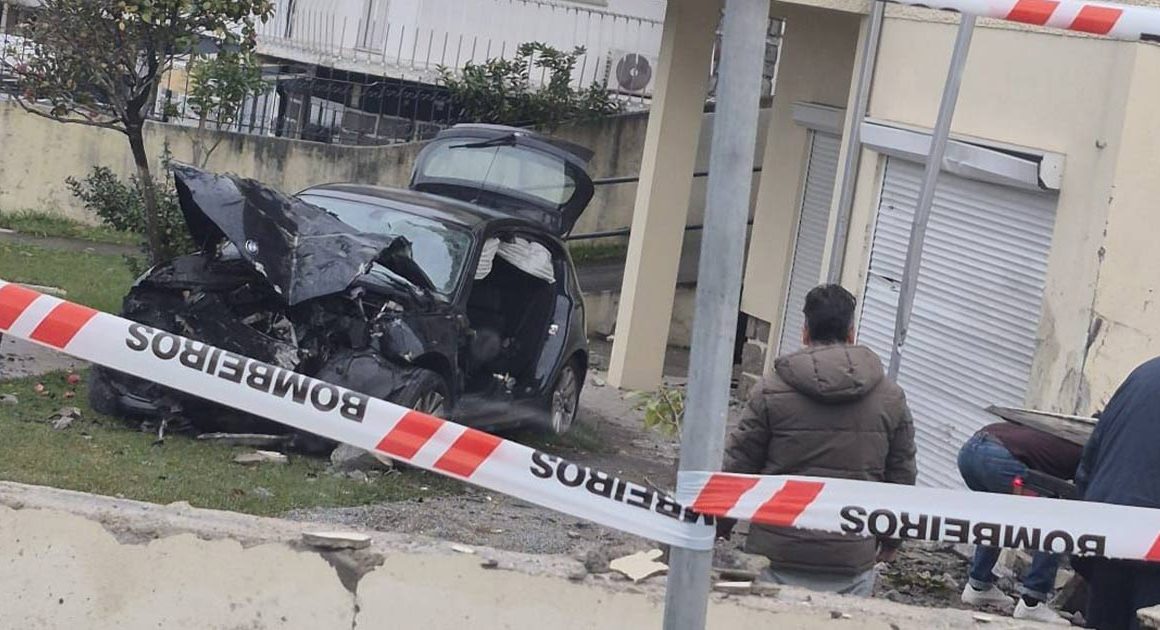 Carro 'voa' contra casa em Braga na madrugada de ano novo