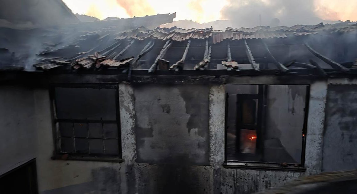 Casa abandonada a arder assusta vizinhos em Mondim de Basto